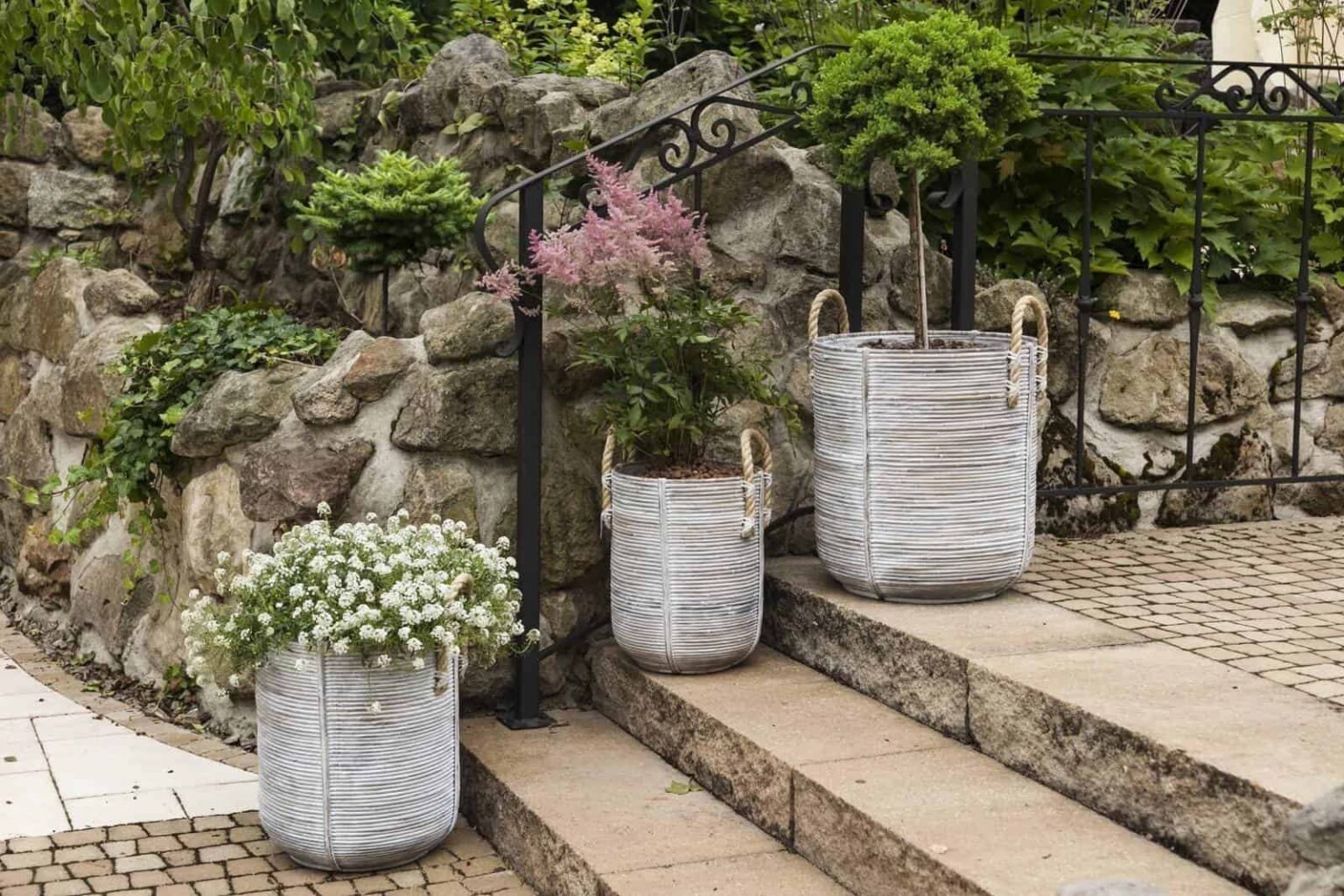 Donice białe wysokie do ogrodu – prosty sposób na zieleń w miejscu ...
